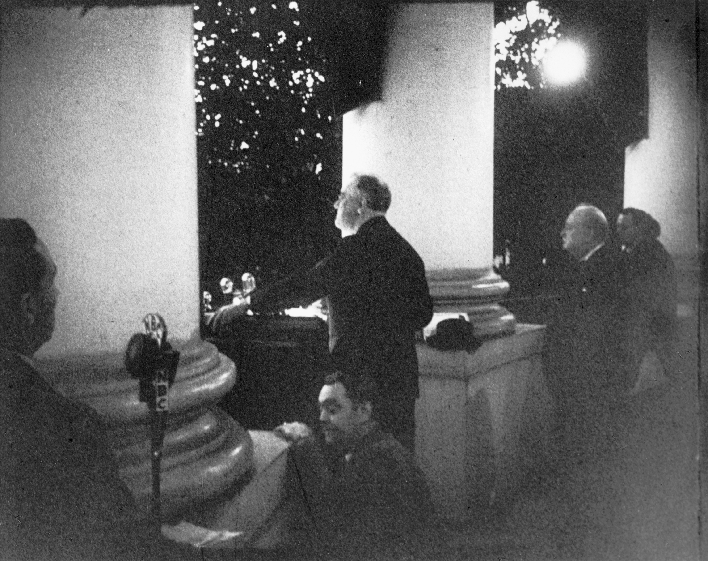 The 1941 Christmas Tree: A Bright Light in Dark Times – Pieces of History