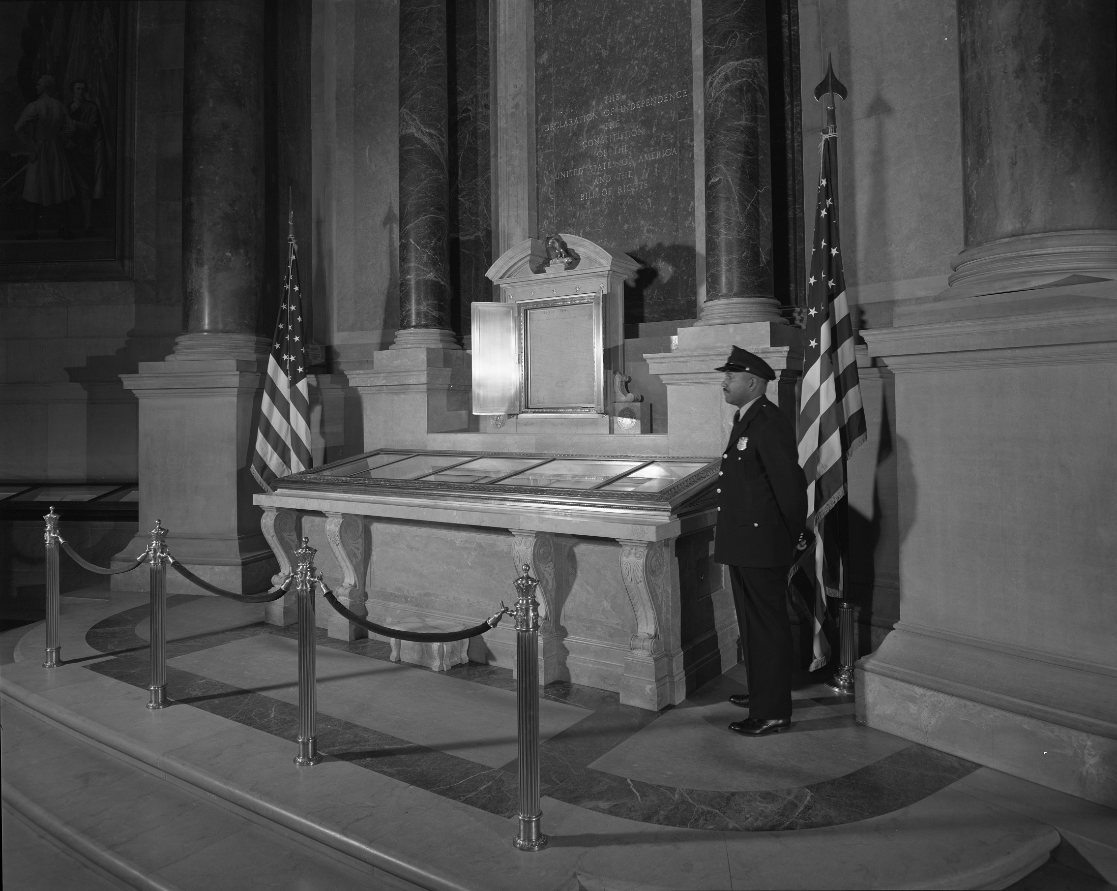 Shrine for the Charters of Freedom in the National Archives Rotunda ...